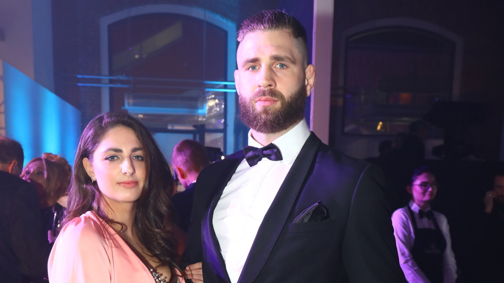 Jiří Procházka ukázal svou krásnou sestru. Veronika je mu oporou i ...