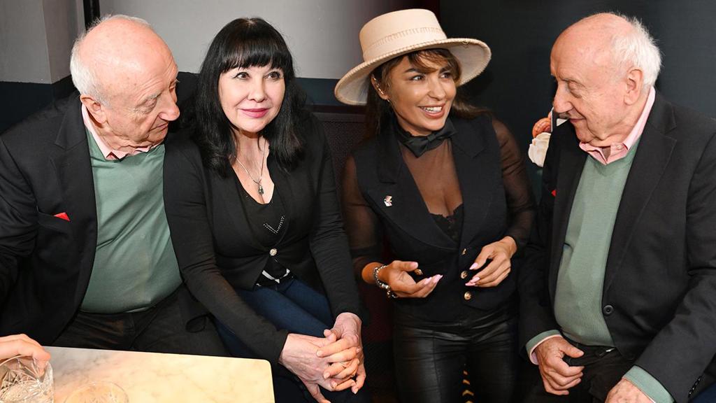 Felix Slováček nevěděl, kam s očima. Nemohl se nabažit hlubokých ...