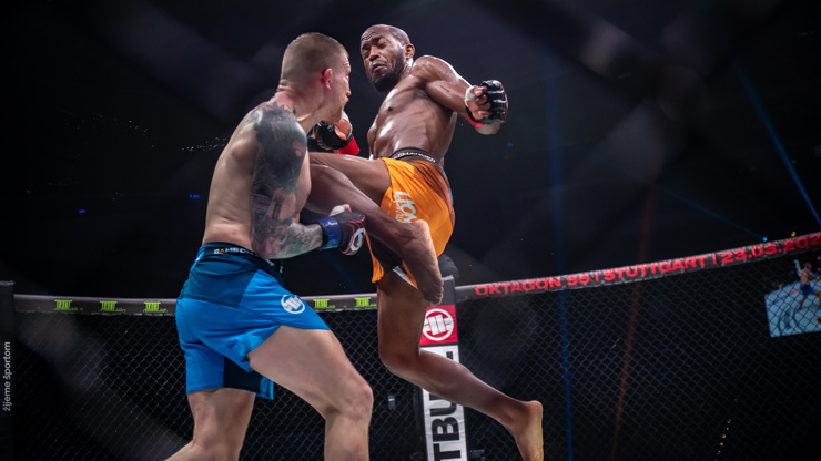 Galerie: Patrik Kincl a jeho nepříjemná noc po obhajobě titulu v Oktagonu. Manželka zamkla byt ...