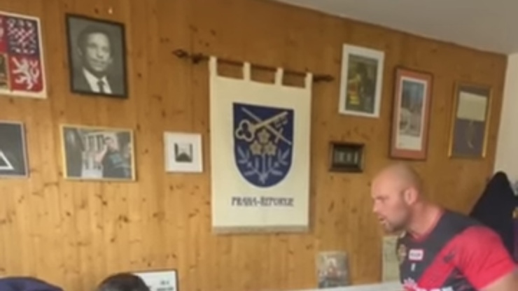 Galerie: Starosta Řeporyjí Pavel Novotný vyprovokoval Bejra: Psychopat posléze vlétl do jeho ...