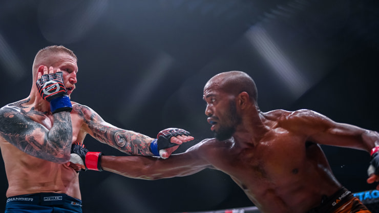 Galerie: Patrik Kincl a jeho nepříjemná noc po obhajobě titulu v Oktagonu. Manželka zamkla byt ...