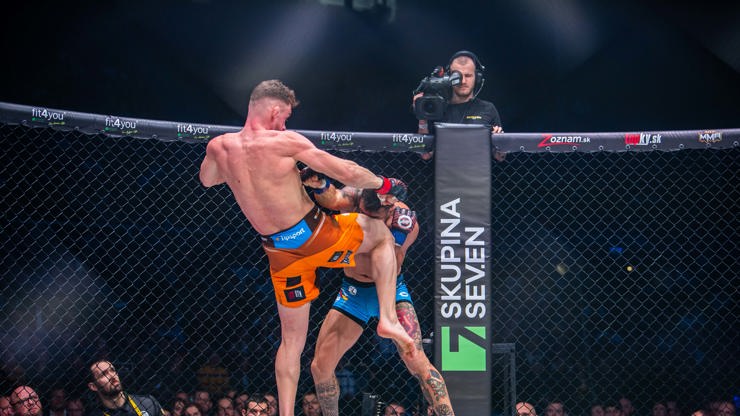 Galerie: Patrik Kincl a jeho nepříjemná noc po obhajobě titulu v Oktagonu. Manželka zamkla byt ...