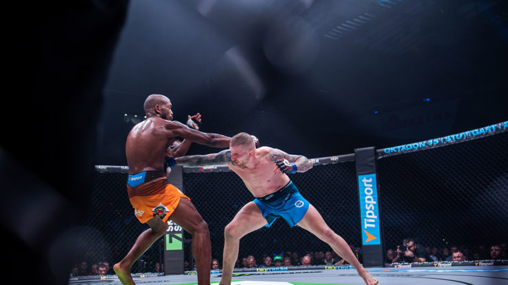 Galerie: Patrik Kincl a jeho nepříjemná noc po obhajobě titulu v Oktagonu. Manželka zamkla byt ...