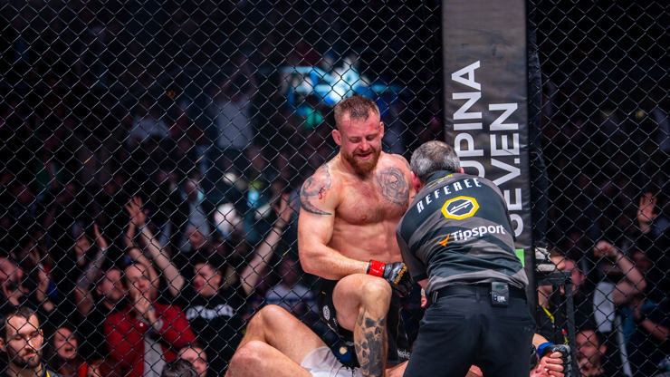 Galerie: Patrik Kincl po náročném zápasu v Oktagonu: Při chůzi ho podepíralo několik bodyguardů ...