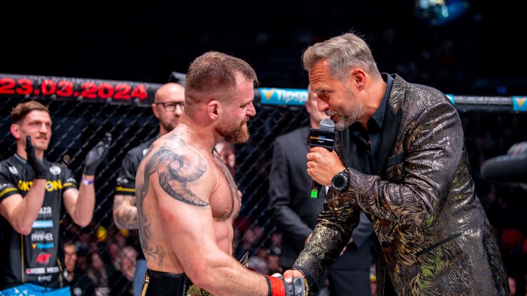 Galerie: Patrik Kincl po náročném zápasu v Oktagonu: Při chůzi ho podepíralo několik bodyguardů ...