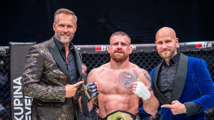 Galerie: Patrik Kincl po náročném zápasu v Oktagonu: Při chůzi ho podepíralo několik bodyguardů ...