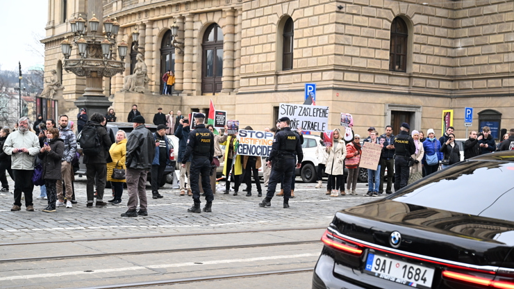 Galerie: Emmanuel Macron v Praze: Hodinové prostoje, tajemné sluchátko ...