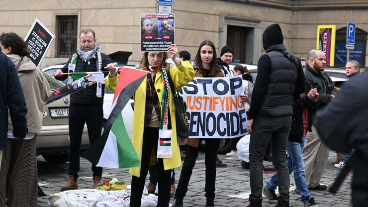 Galerie: Emmanuel Macron v Praze: Hodinové prostoje, tajemné sluchátko ...