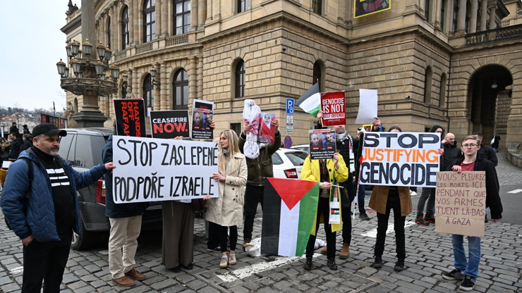 Galerie: Emmanuel Macron v Praze: Hodinové prostoje, tajemné sluchátko ...