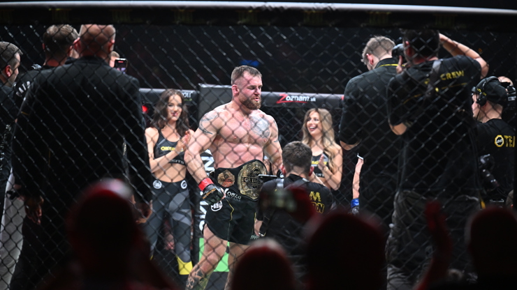 Galerie: Patrik Kincl po náročném zápasu v Oktagonu: Při chůzi ho podepíralo několik bodyguardů ...