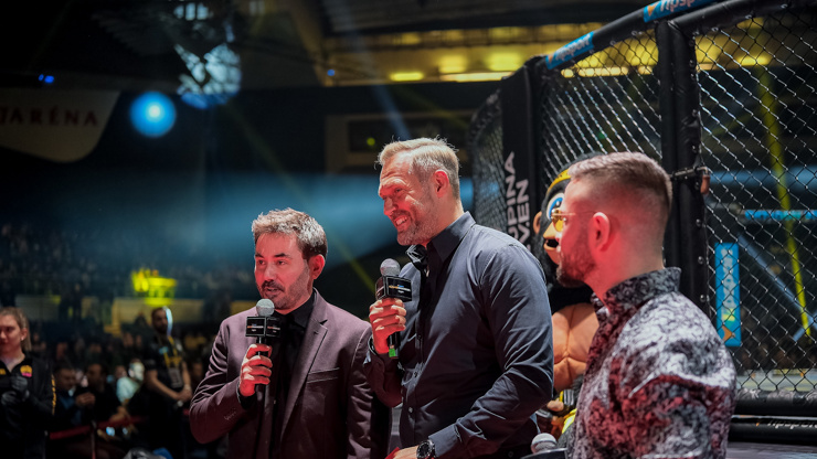 Galerie: Patrik Kincl a jeho nepříjemná noc po obhajobě titulu v Oktagonu. Manželka zamkla byt ...