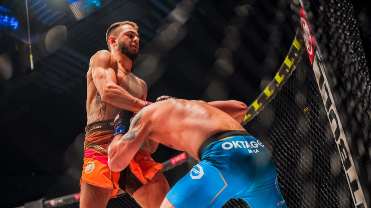 Galerie: Patrik Kincl a jeho nepříjemná noc po obhajobě titulu v Oktagonu. Manželka zamkla byt ...