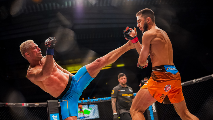 Galerie: Patrik Kincl a jeho nepříjemná noc po obhajobě titulu v Oktagonu. Manželka zamkla byt ...