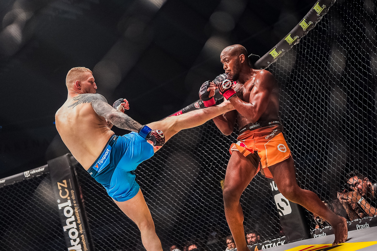 Galerie: Patrik Kincl a jeho nepříjemná noc po obhajobě titulu v Oktagonu. Manželka zamkla byt ...