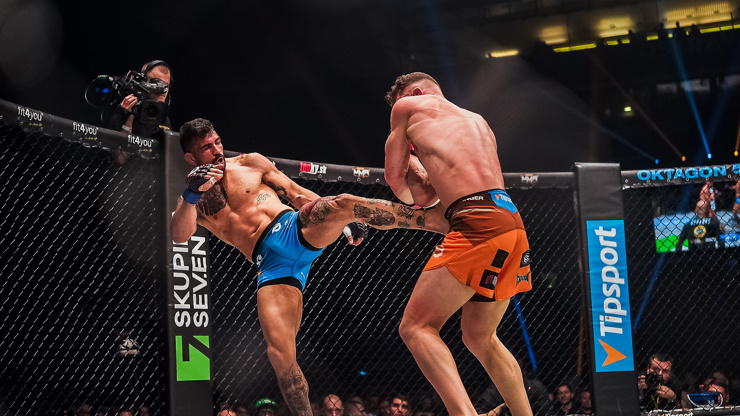 Galerie: Patrik Kincl a jeho nepříjemná noc po obhajobě titulu v Oktagonu. Manželka zamkla byt ...