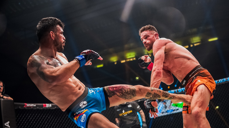 Galerie: Patrik Kincl a jeho nepříjemná noc po obhajobě titulu v Oktagonu. Manželka zamkla byt ...