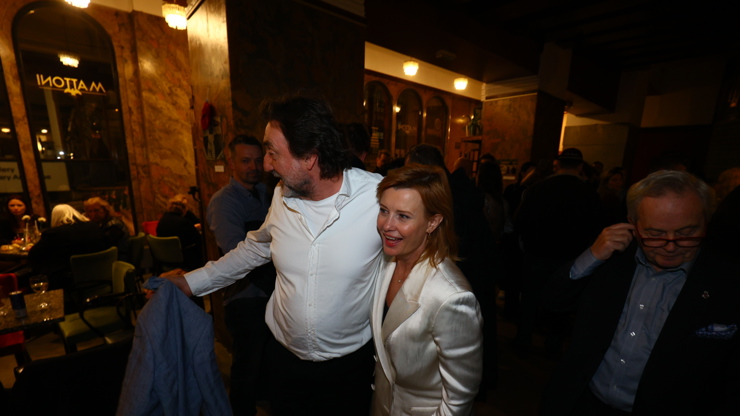 Galerie: A máme, co jsme chtěli: Na premiéře tekl alkohol proudem ...
