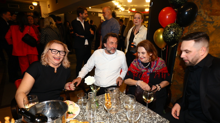 Galerie: A máme, co jsme chtěli: Na premiéře tekl alkohol proudem ...