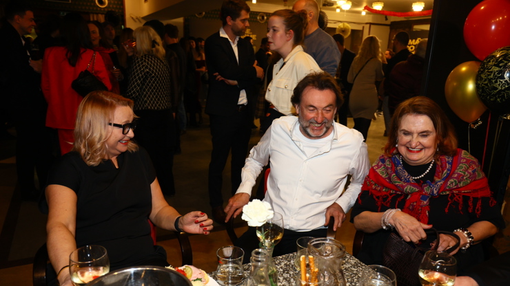 Galerie: A máme, co jsme chtěli: Na premiéře tekl alkohol proudem ...