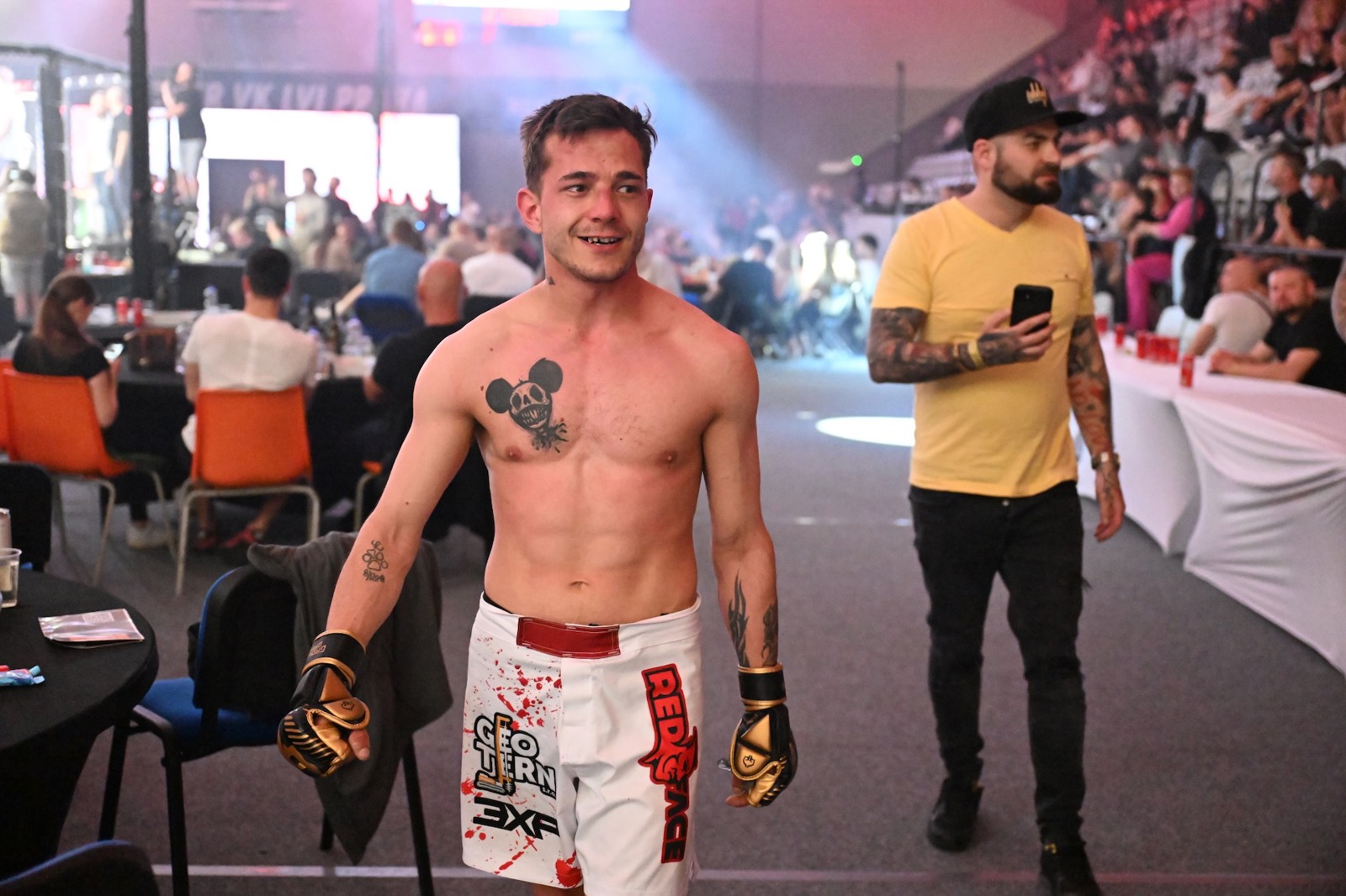 Galerie: Jan Kulas poslal drsný vzkaz bývalému příteli Shopaholicadel ...