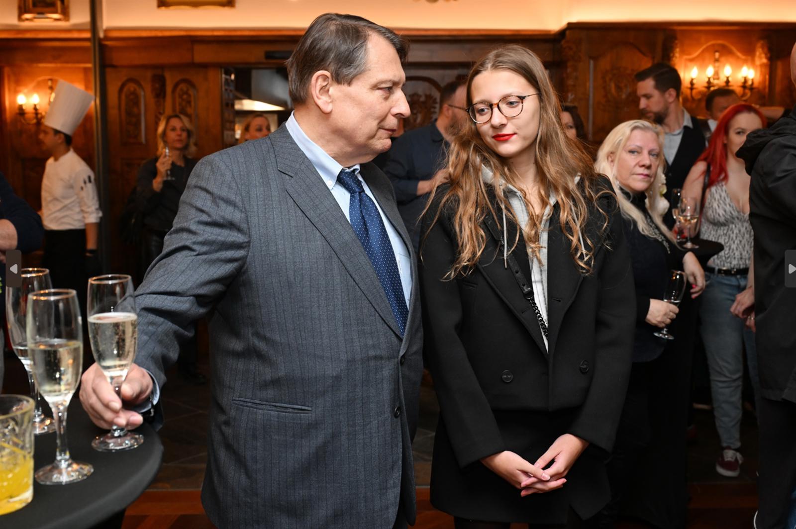 Galerie: Sexymozek Paroubek vyvedl manželku Gabrielu. Blýskla se jako rudá upírka – fotka 11 ...