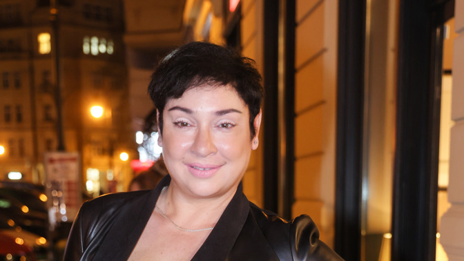 Galerie: Celebrity zkracují účesy: Anna Fialová v šik mikádu a Radka ...