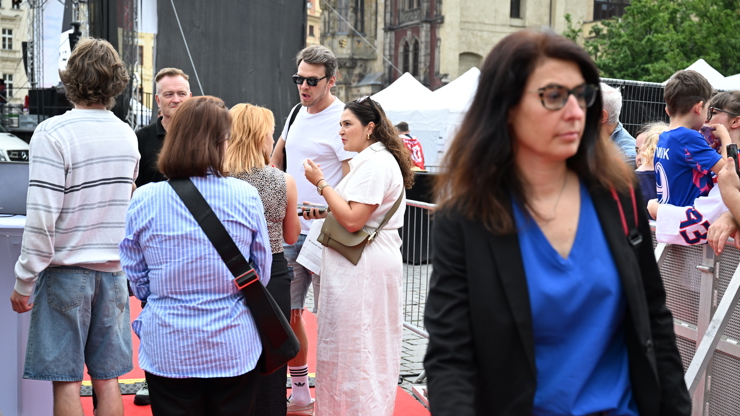 Galerie: Hokejisti na Staromáku: Taneček na střeše či rozjetý David ...