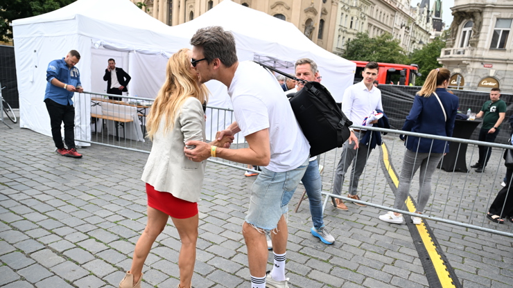 Galerie: Hokejisti na Staromáku: Taneček na střeše či rozjetý David ...