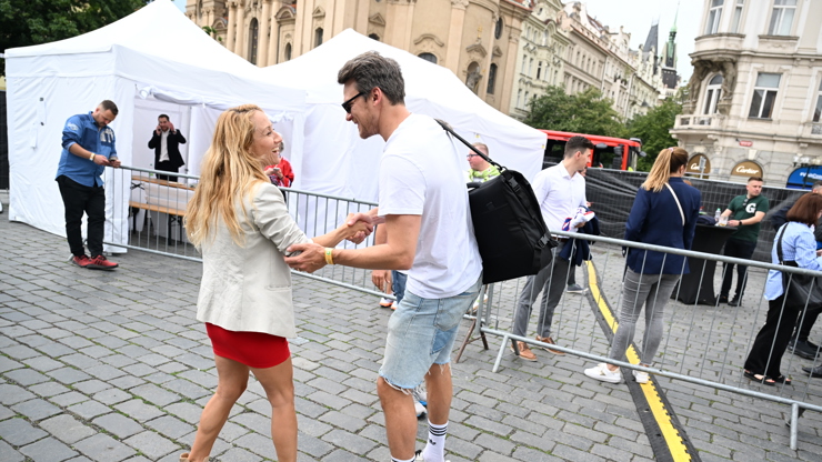 Galerie: Hokejisti na Staromáku: Taneček na střeše či rozjetý David ...