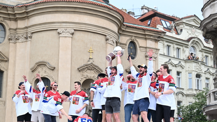 Galerie: Hokejisti na Staromáku: Taneček na střeše či rozjetý David ...