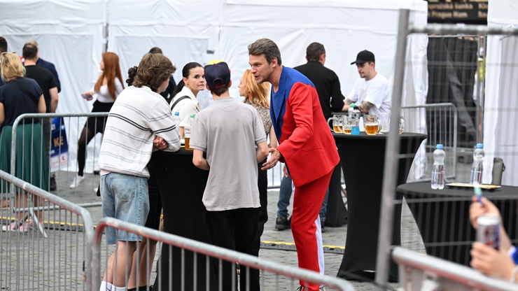 Galerie: Hokejisti na Staromáku: Taneček na střeše či rozjetý David ...