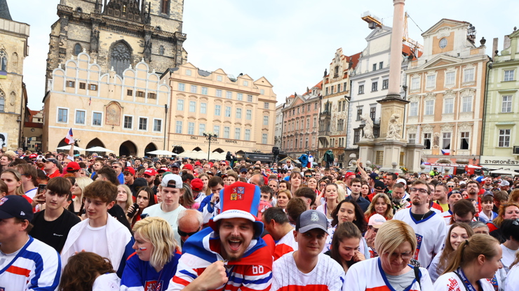 Galerie: Hokejisti na Staromáku: Taneček na střeše či rozjetý David ...
