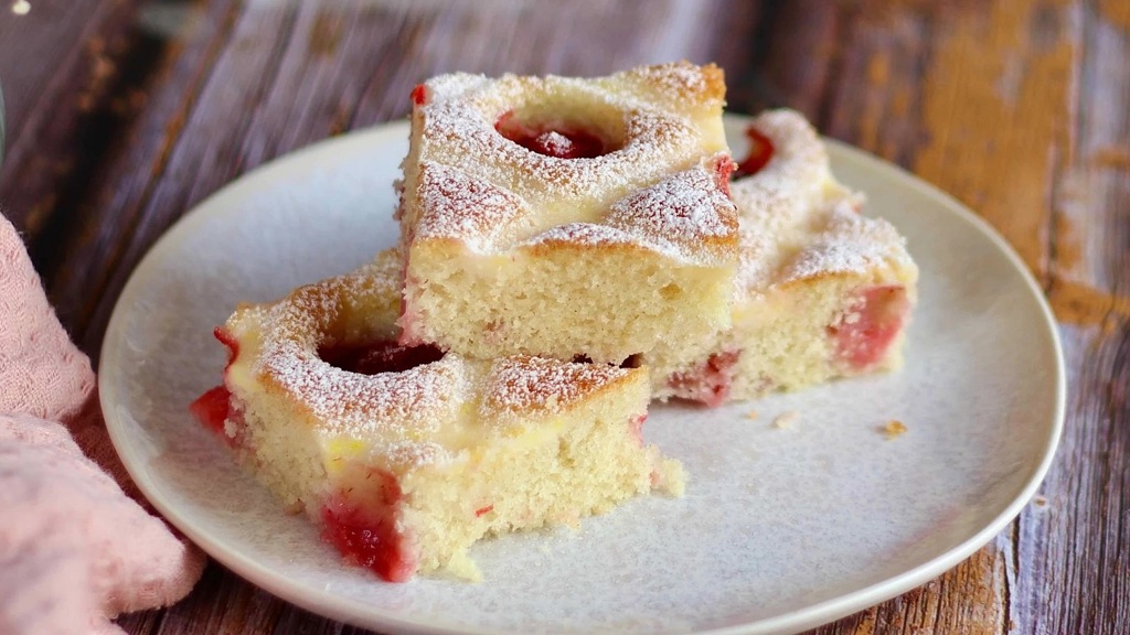 Hrnková buchta na plech: Recept s jahodami a tvarohem