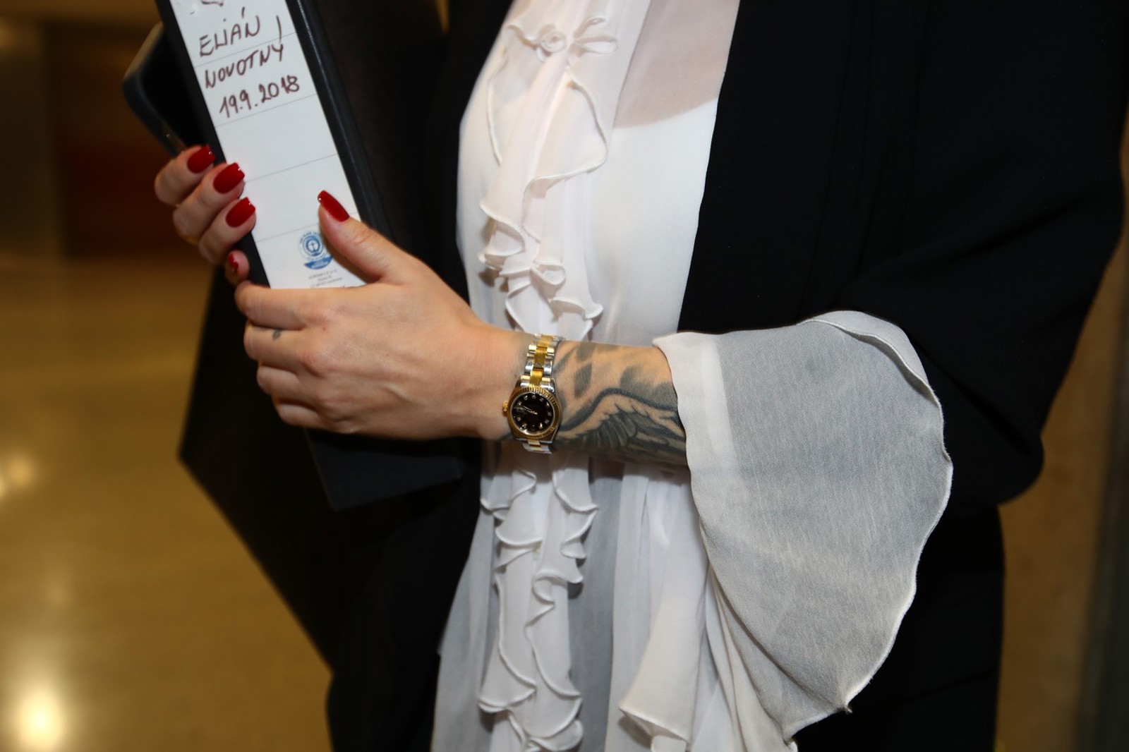 Galerie: Dominika Mesarošová vsadila u soudu na luxus: Ceny doplňků ...