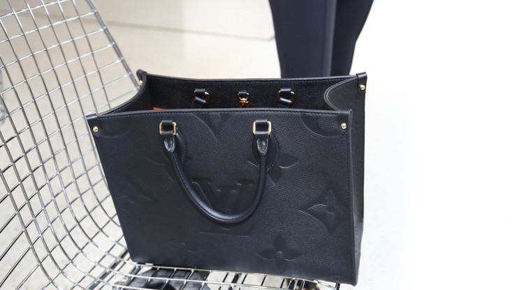 Galerie: Dominika Mesarošová vsadila u soudu na luxus: Ceny doplňků ...