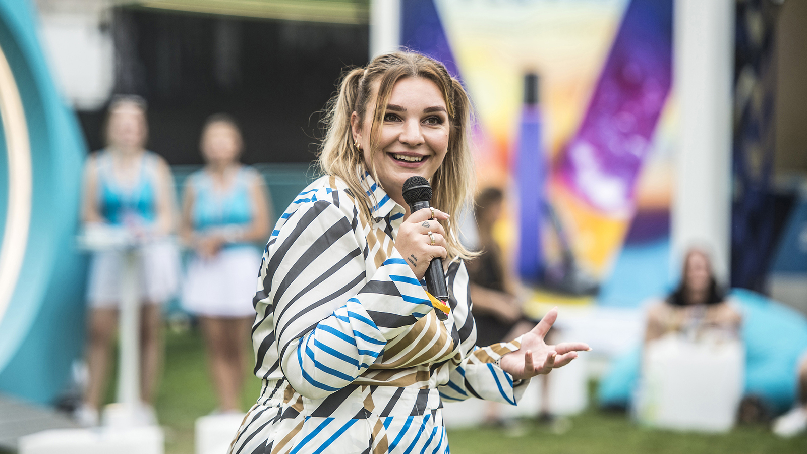 Stand-up komička Simona First: Čím víc chceš jít na hranu, tím lepší musí být vtip