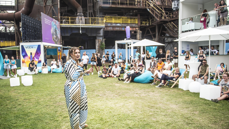 Galerie: Stand-up komička Simona First: Čím víc chceš jít na hranu, tím ...