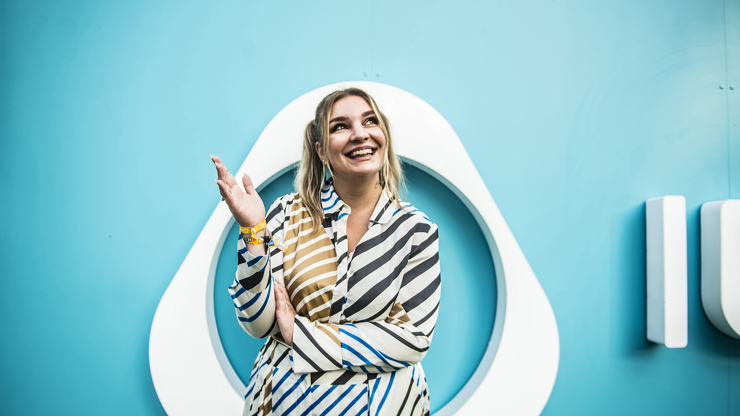 Galerie: Stand-up komička Simona First: Čím víc chceš jít na hranu, tím ...