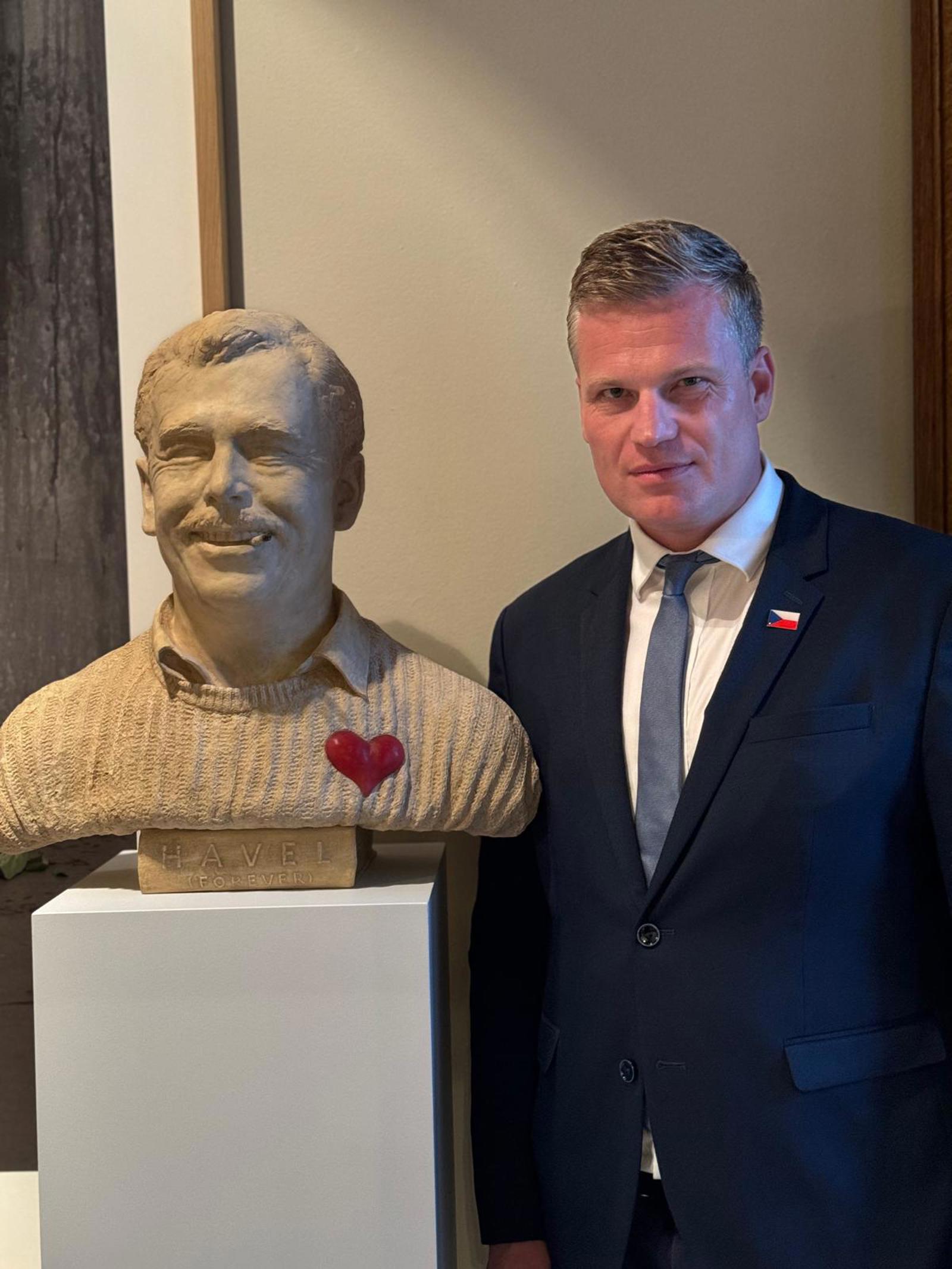 Galerie: Filip Turek práskl, kolik berou europoslanci. Popsal i svůj běžný den v Bruselu – fotka ...