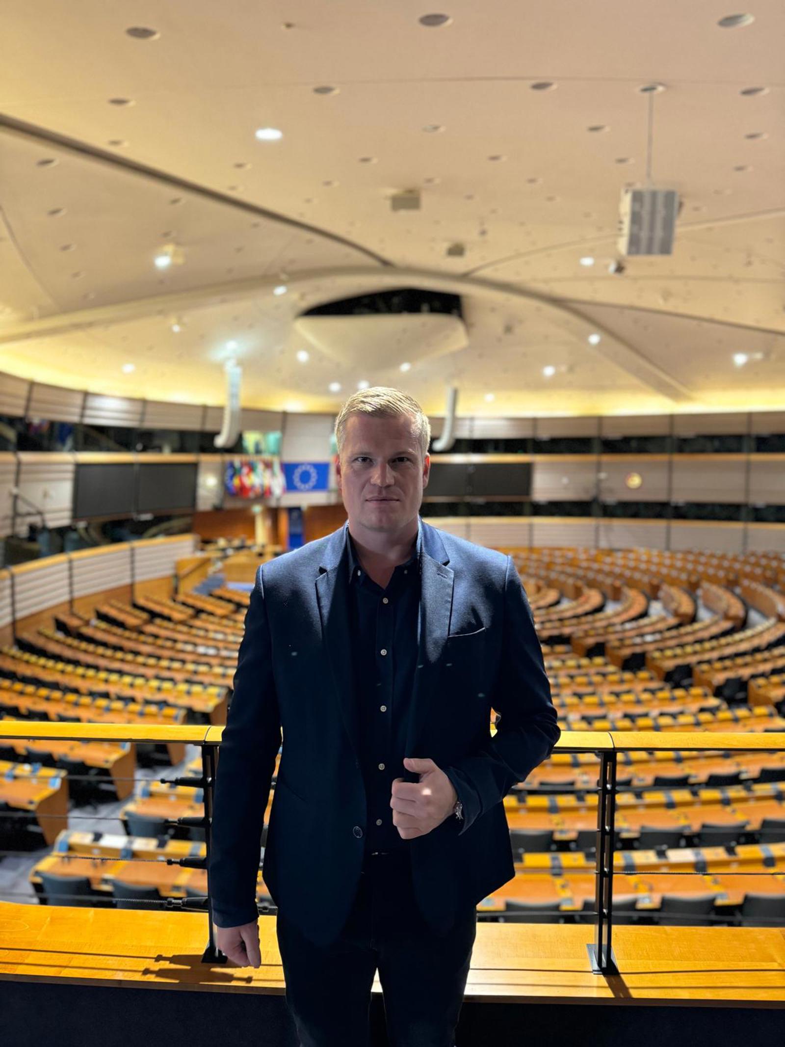 Galerie: Filip Turek práskl, kolik berou europoslanci. Popsal i svůj běžný den v Bruselu – fotka ...