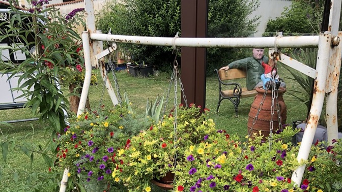 Galerie: Zpěvák Dalibor Janda ukázal svou neobyčejnou zahradu ...