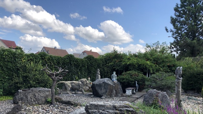 Galerie: Zpěvák Dalibor Janda ukázal svou neobyčejnou zahradu ...