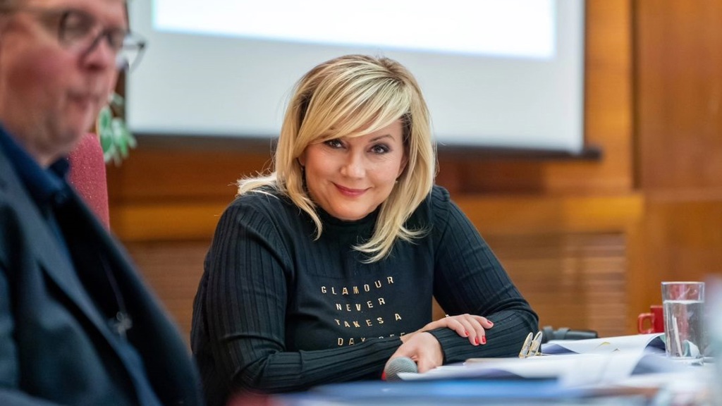 Alena Schillerová na TikToku paroduje vládní koalici: Utahuje si z ní ...