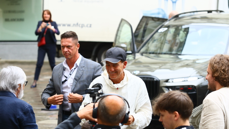 Galerie Clive Owen Přijel Na Festival Ve Varech Žádné Hvězdné Manýry A Chvilka Pro Fanoušky