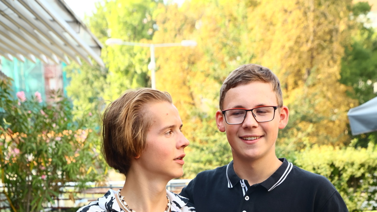 Galerie: Karel Klement z Ulice si užívá fanynky. Intimní scény s ...