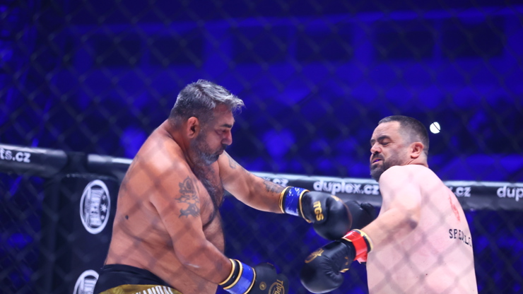 Galerie: Pavel Novotný slaví vítězství v Clashi: Vysekl poklonu Godlovi ...