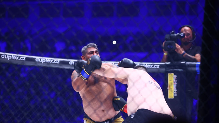 Galerie: Pavel Novotný slaví vítězství v Clashi: Vysekl poklonu Godlovi ...