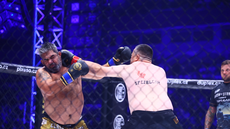 Galerie: Pavel Novotný slaví vítězství v Clashi: Vysekl poklonu Godlovi ...