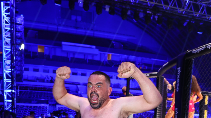 Galerie: Pavel Novotný slaví vítězství v Clashi: Vysekl poklonu Godlovi ...