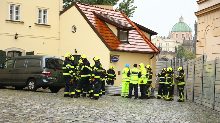 Galerie: Povodně 2024: Na Jesenicku spadlo auto se třemi lidmi do ...